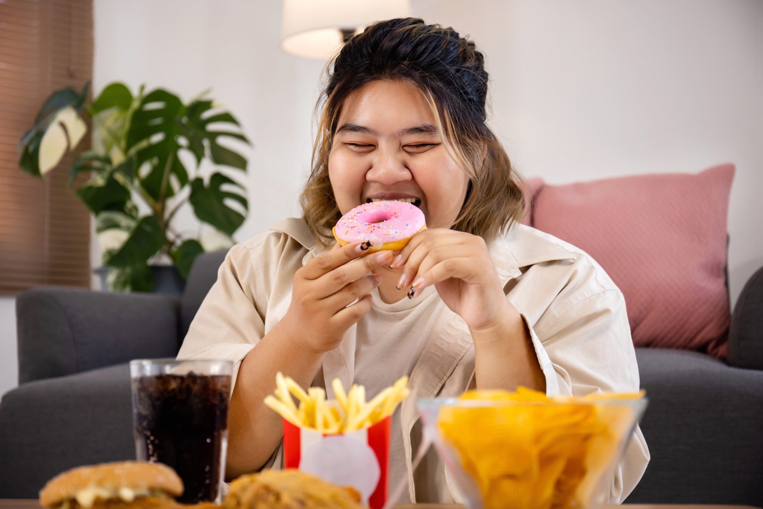How to Recognize Binge Eating Disorder: Early Warning Signs, Diagnosis ...